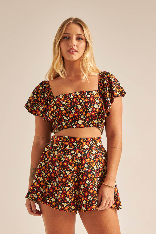 SHORT VISCOSE ESTAMPADA COM RECORTE EVASÊ E LASTEX NO CÓS COSTA
